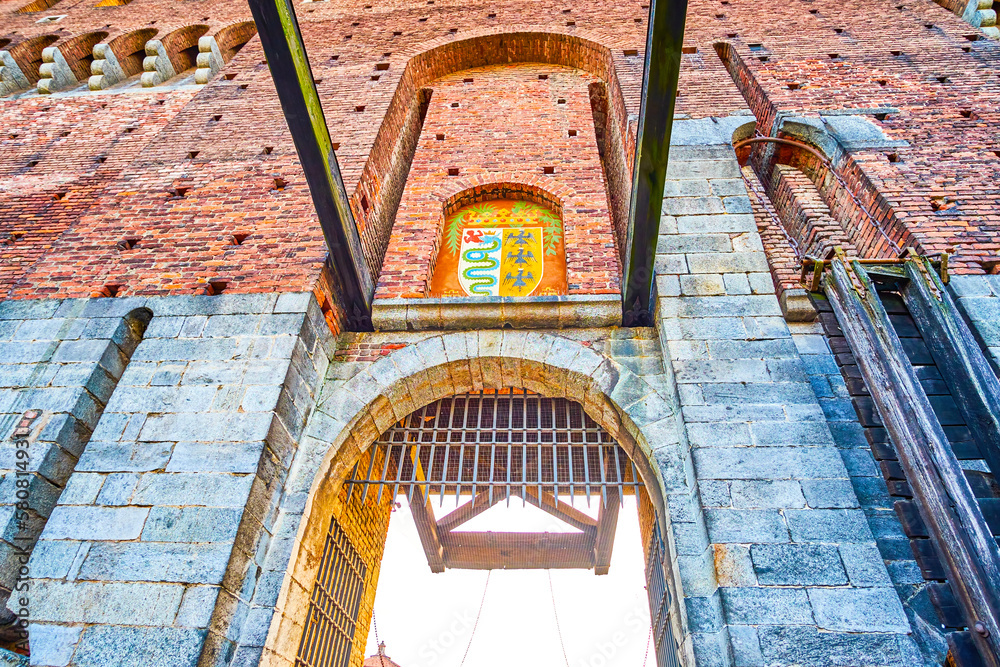 Foto de Sforza's Castle with lifting mechanism of the drawbridge and ...