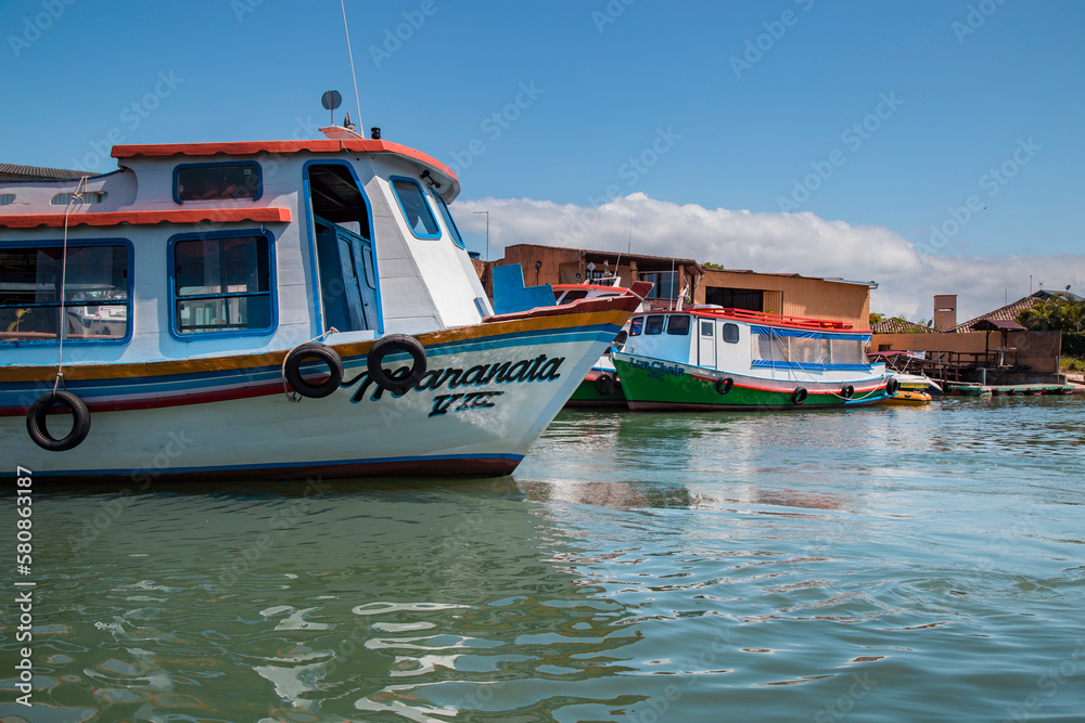 Foto de Terminal de embarque de passageiros no porto de Pontal do Sul ...
