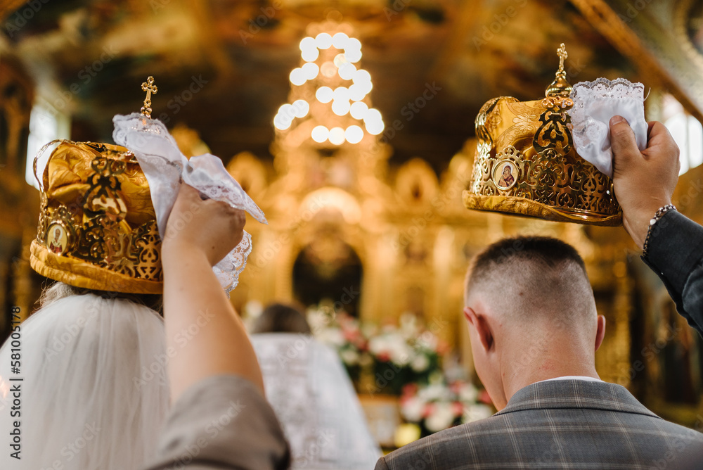 Foto de Wedding. Bride and groom with crowns on head at wedding ...