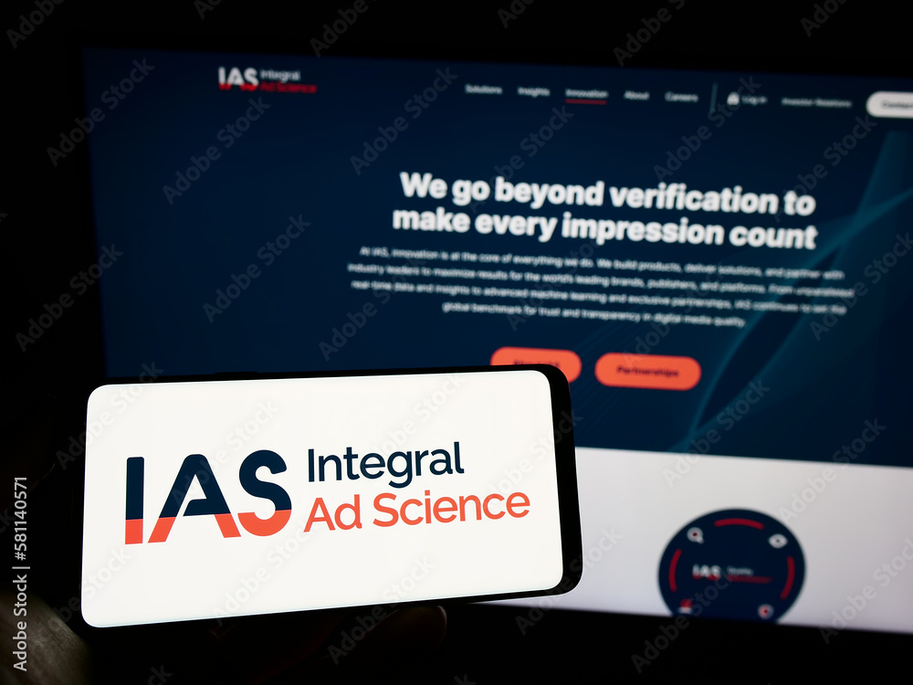 Foto de Stuttgart, Germany - 03-09-2023: Person holding cellphone with ...