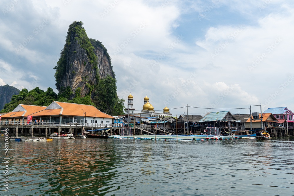 Foto de View from the boat to the island of ko panyi, houses on stilts ...