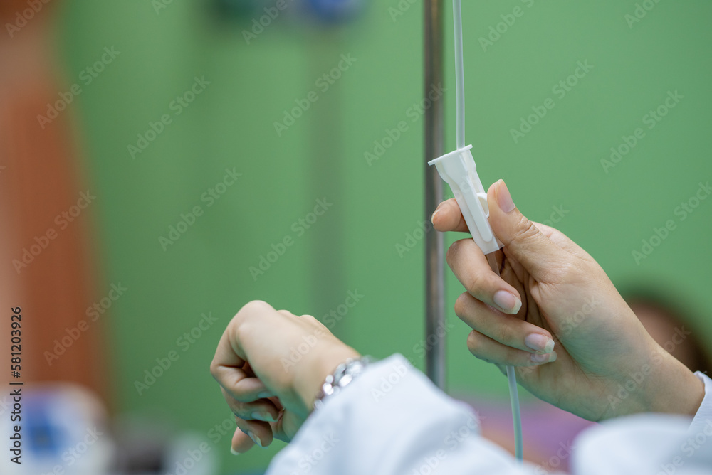 Foto de Woman doctor monitor Adjust the drip rate feed of saline ...