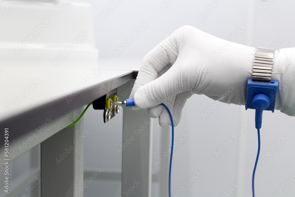Foto de Bracelet on the hand of a man wearing ESD cloth and glove ...