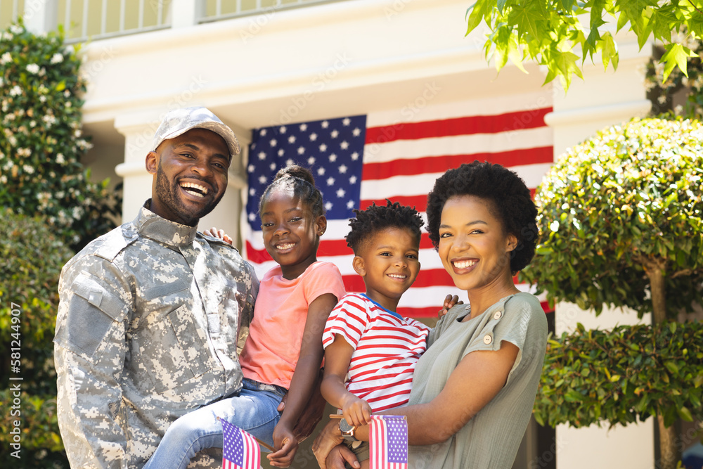Foto de Portrait of happy african american soldier and his family ...