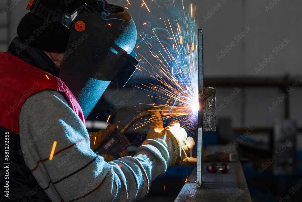 Foto de The welder is welding a structural steel with gas metal arc ...