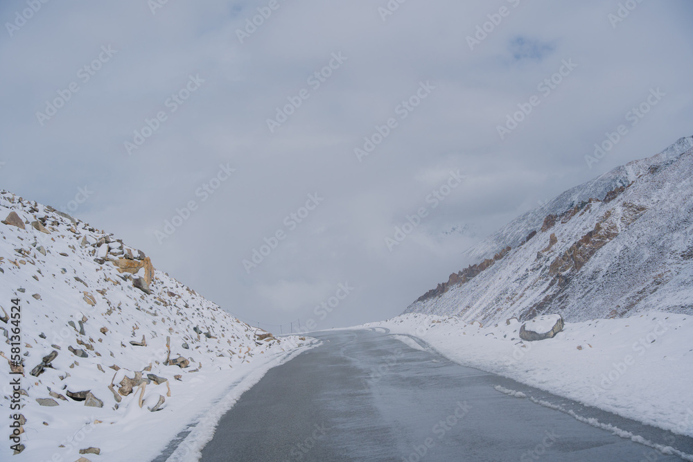 Beautiful view of Khardung La Pass- Leh road on the high mountain ...