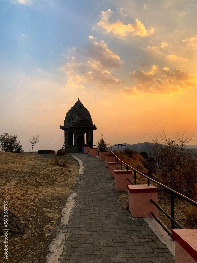 Foto de Beautiful view at Sajjangad fort. Ancient hanuman temple ...