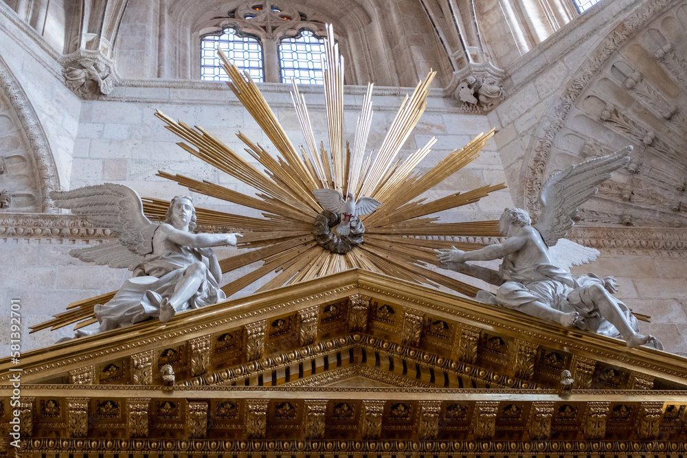 Escultura de dos ángeles señalando la paloma de la paz que sale del ...