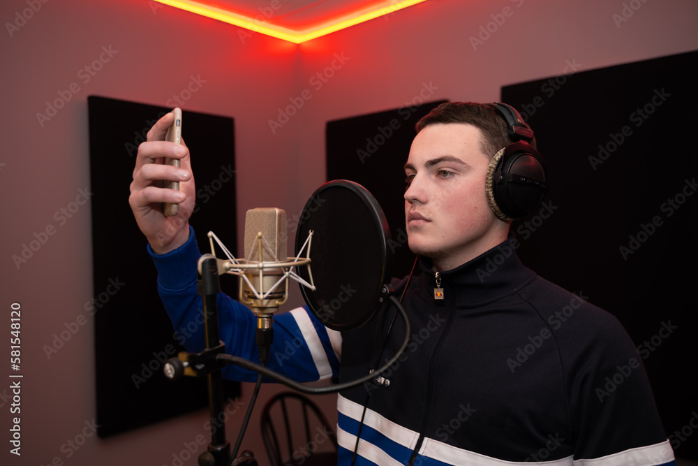 Jeune chanteur en studio avec un micro suspendu Stock Photo | Adobe Stock