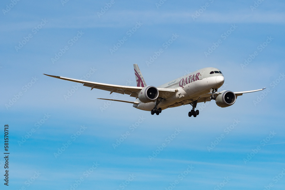 Qatar Airways Boeing 787-8 Dreamliner jet landing in Zurich in ...
