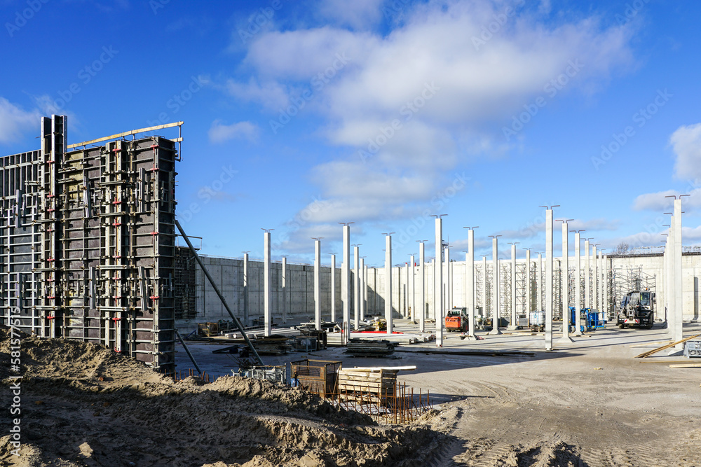 Industrial building wall construction using concrete formwork with a ...