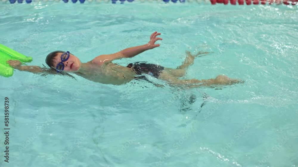 Stockvideo swimming pool training lesson for kids. little boy child ...