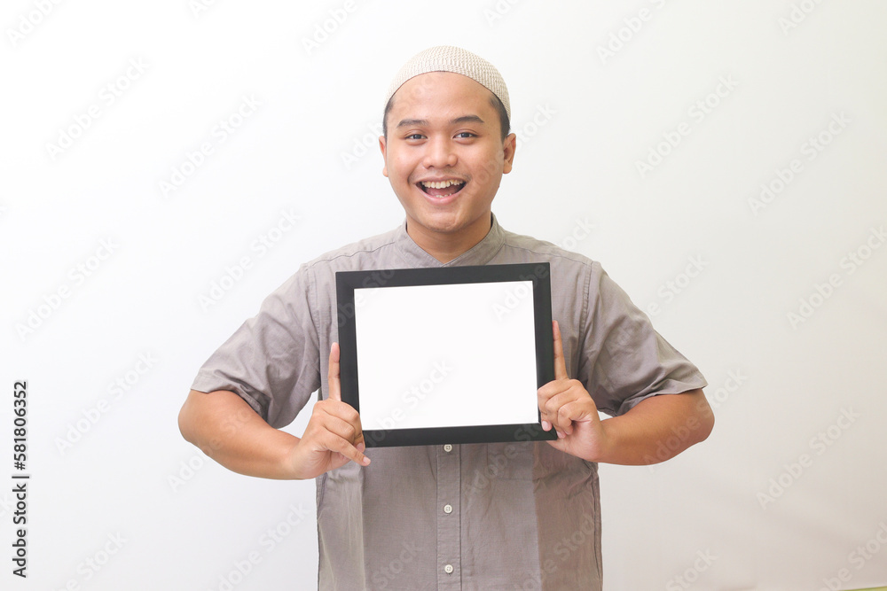 Portrait of asian muslim holding whiteboards with a wide smiling ...