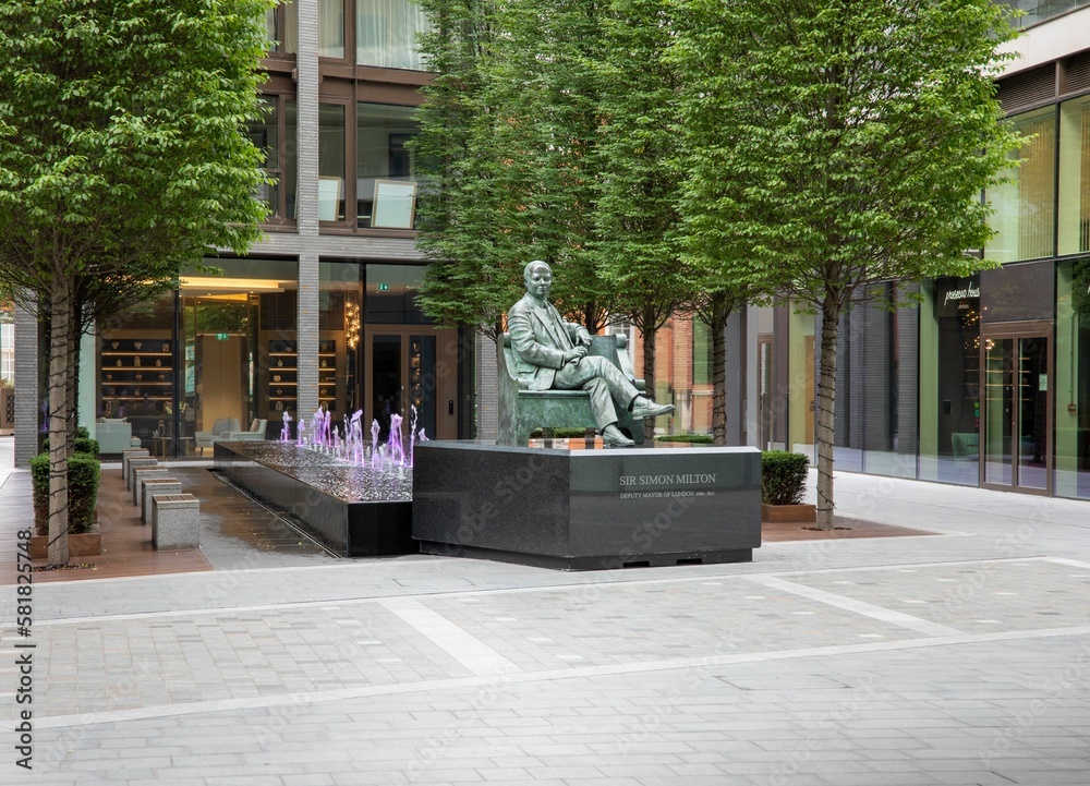 Foto de Statue of Sir Simon Milton, the Deputy Mayor of London near ...