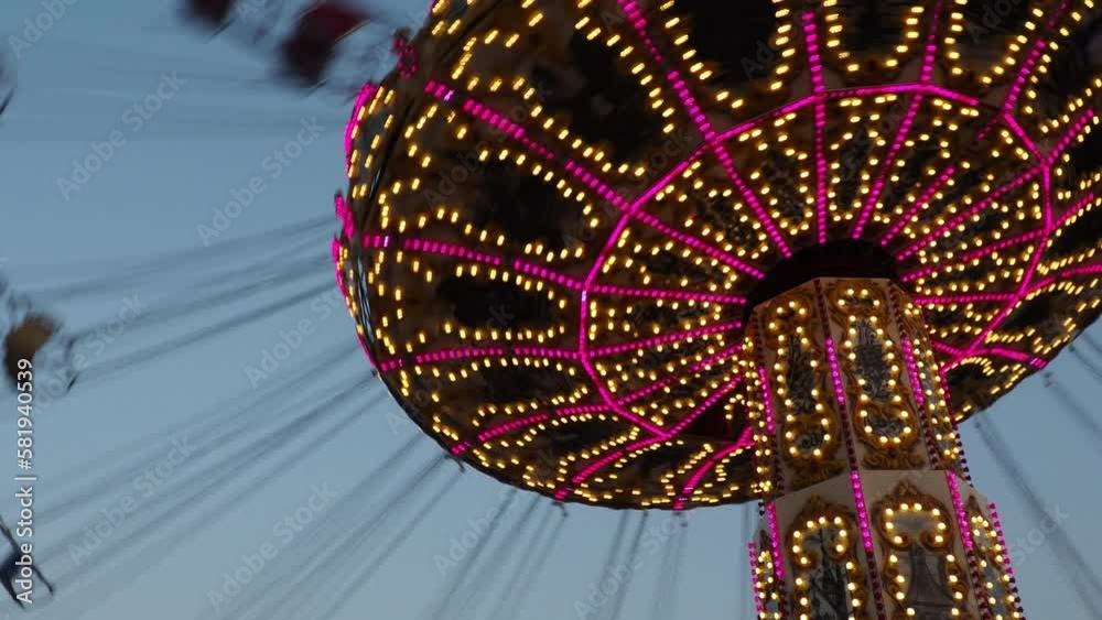 Video „The chain carousel spins in a circle. Amusement and recreation ...