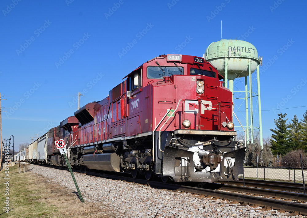 Foto de A pair of Canadian Pacific Railway locomotives move a freight ...