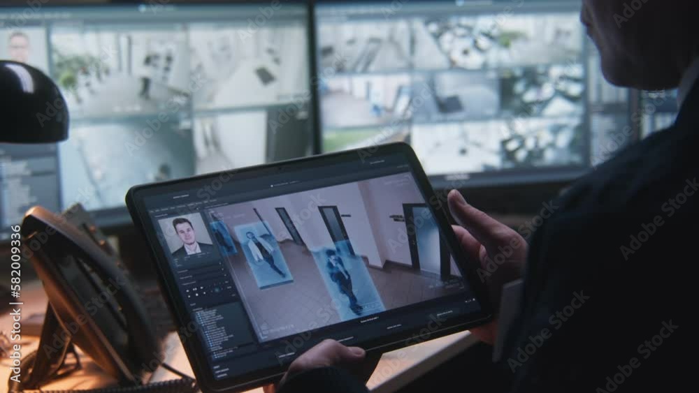 Vídeo do Stock: Security operator controls CCTV cameras in office, uses ...