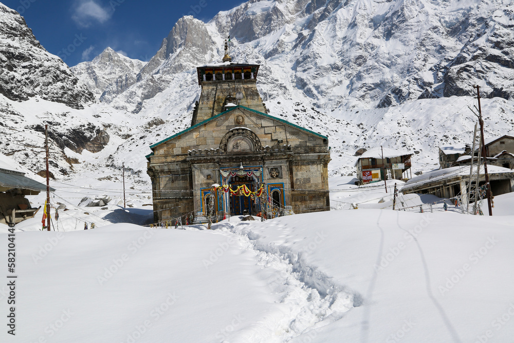 Foto de Kedarnath temple, shrine covered with snow. Kedarnath temple is ...