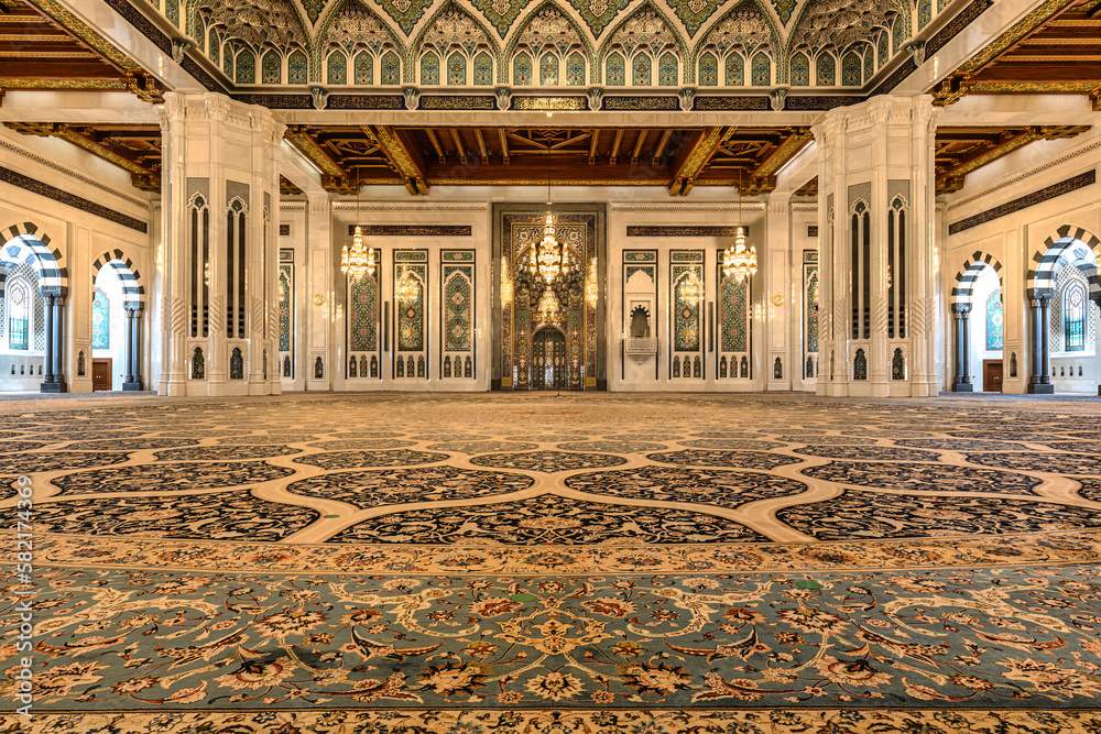 Inside view of the magnificent Sultan Qaboos Grand Mosque in Muscat ...