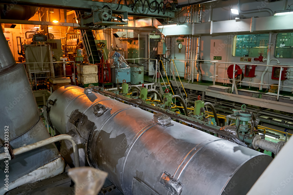 Foto de Ship's engine room. Vessel's ( Ship ) Engine Room Space ...