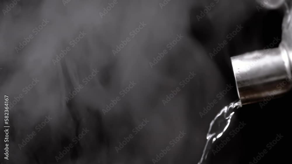 Vidéo Stock Jet of Boiling Water from a Kettle Pours on the Background ...