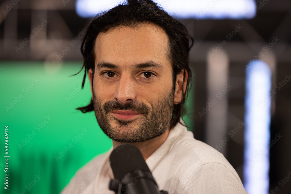 portrait d'un jeune animateur de radio ou présentateur de télévision ...