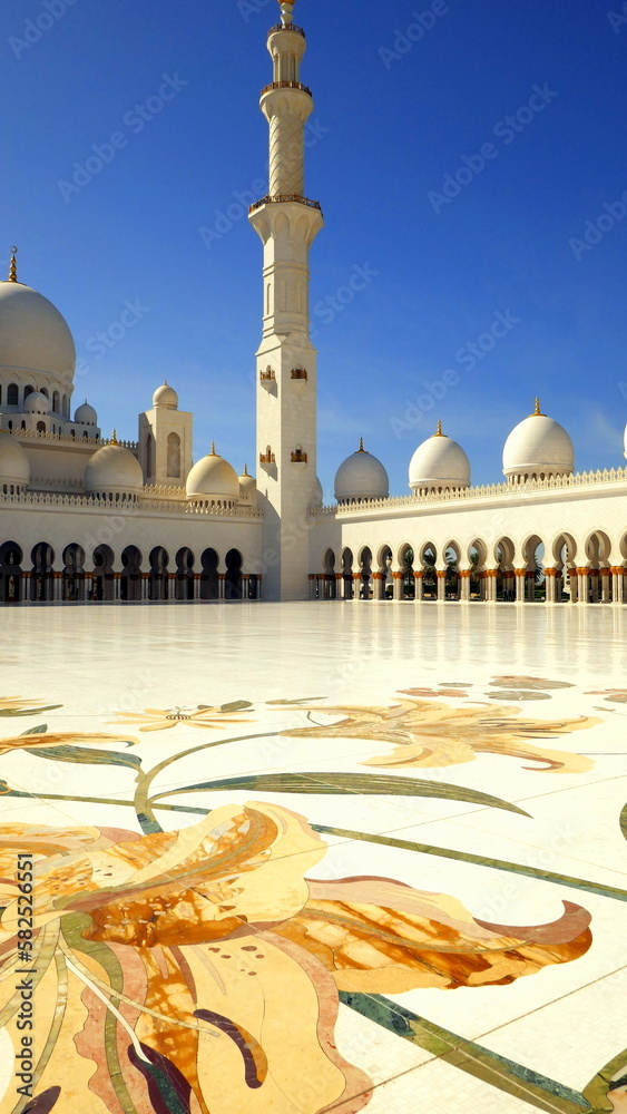 Scheich-Zayid-Moschee in Abu Dhabi aus weißem Marmor, Kuppeln und ...