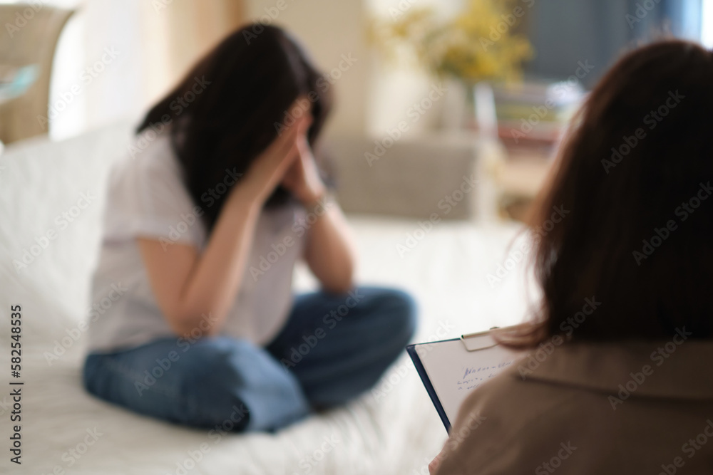 Zdjęcie Stock: caring psychologist listens empathetically to her ...