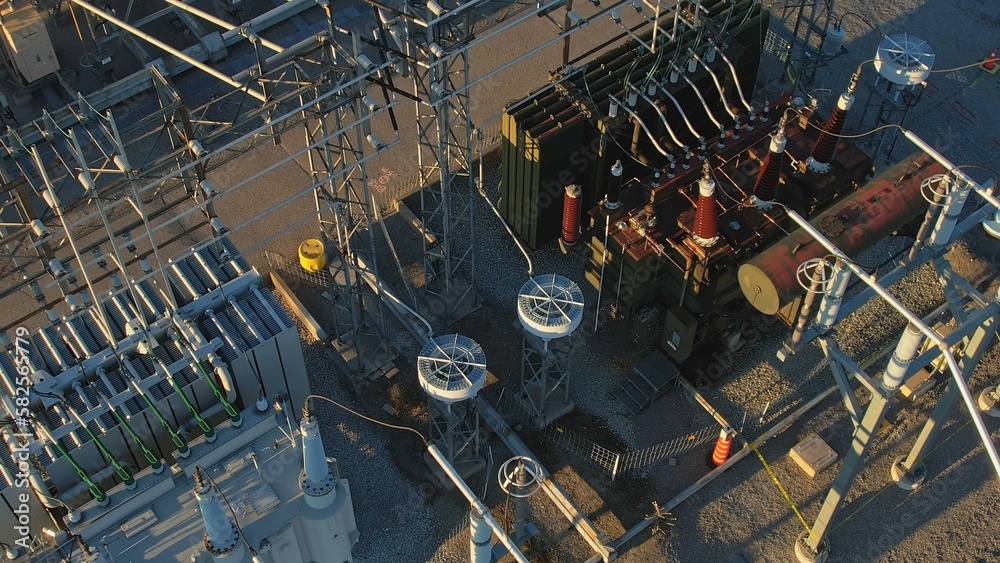 Foto de High voltage power grid station. Pylons and high voltage ...