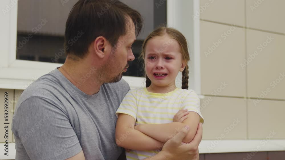 Vidéo Stock Child tears kid father man small school moody nerves dad ...