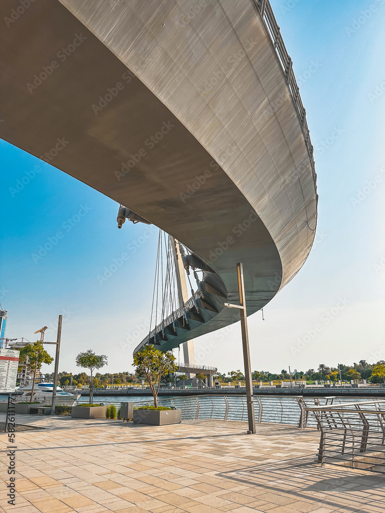 Foto de Dubai Water Canal Tolerance Bridge, pedestrian bridge with ...
