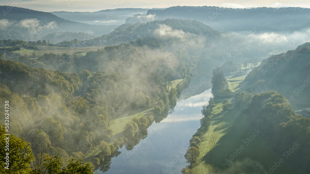 La campagne comtoise au fil de la rivière Doubs par une matinée ...