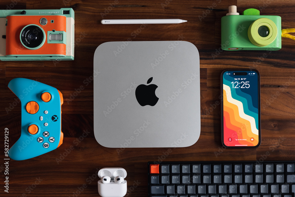 Foto de LONDON - MARCH 18, 2023: Apple Mac Mini computer top view on ...