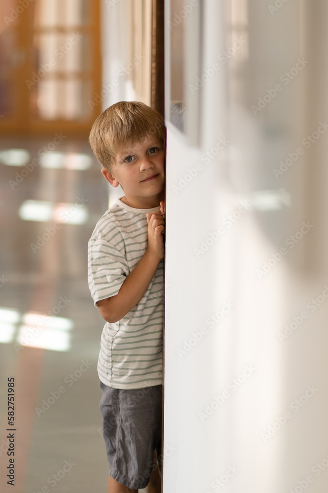 Fotografia do Stock: Boy playing hide and seek in corridor, Active kid ...