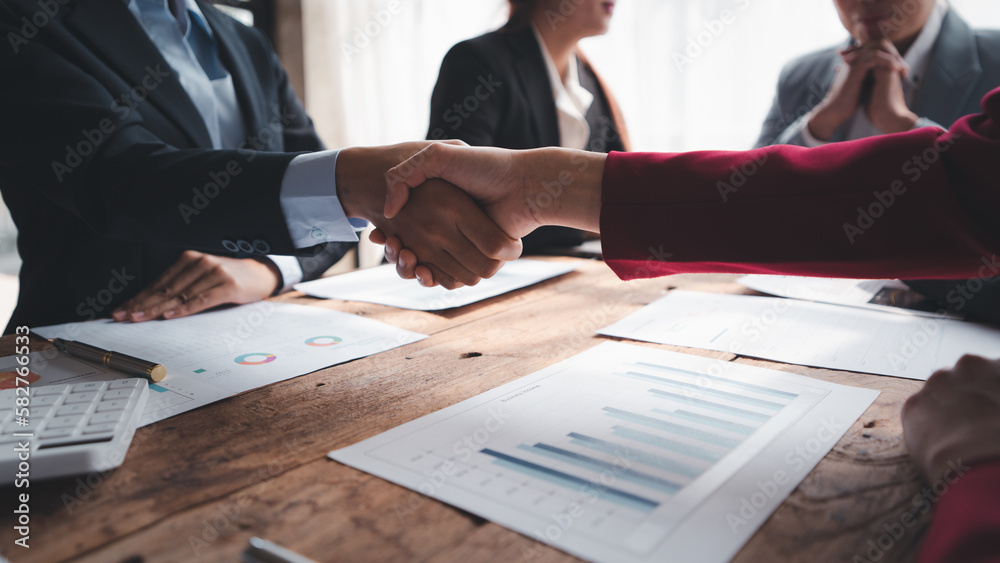Foto de Business people shaking hands, finishing up meeting, business ...