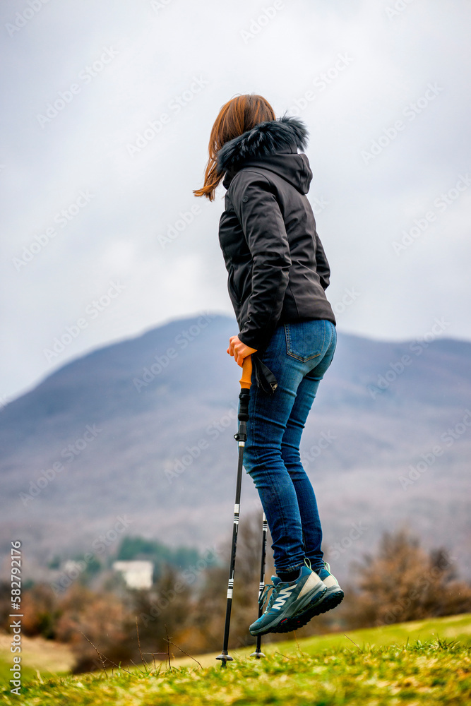 MODELLA POSA CON BASTONCINI DA TREKKING Stock Photo | Adobe Stock
