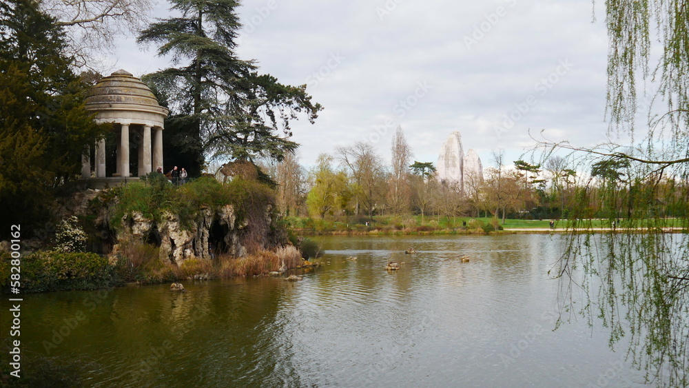 Promande autour d'un lac limpide et transparent, dans un grand parc ...