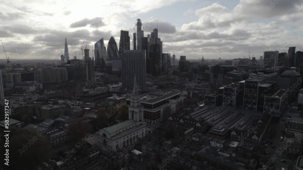 Vidéo Stock Group of modern high rise business buildings towering above ...