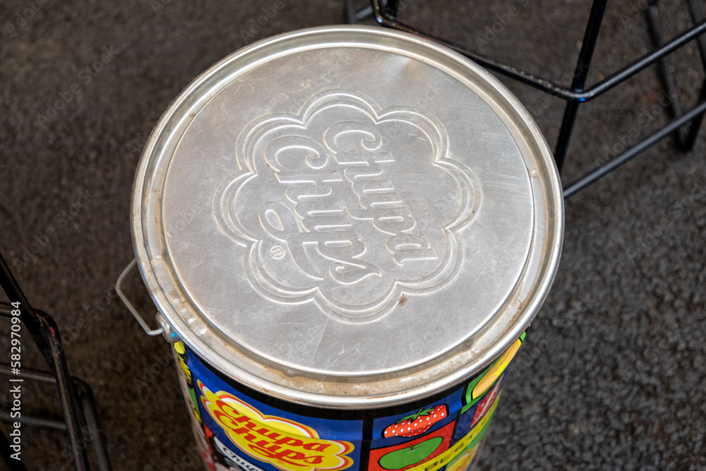 Foto de Chupa Chups logo text and Spanish brand sign of lollipop ...