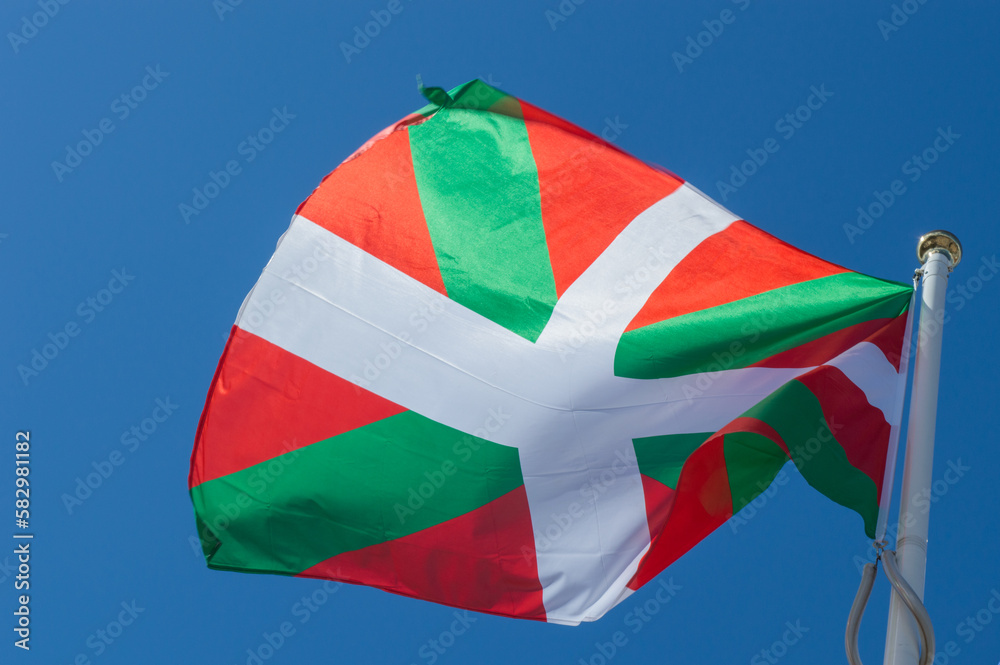 Le drapeau basque, rouge, vert et blanc, appelé ikurina dans le vent ...
