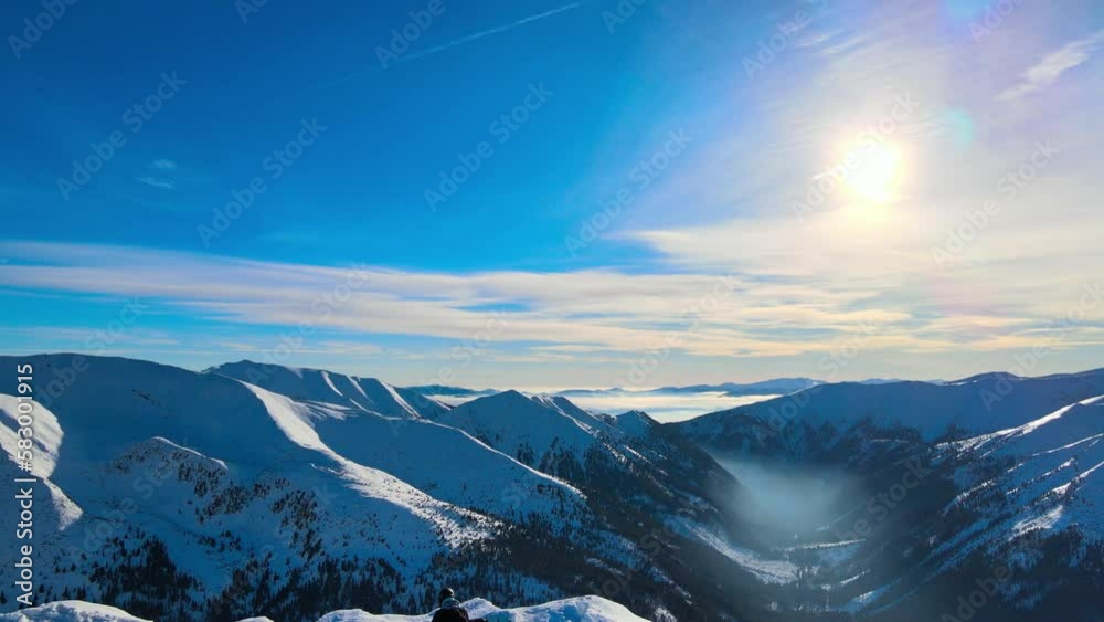 Vidéo Stock Experience the thrill of an aerial view as a drone flies ...