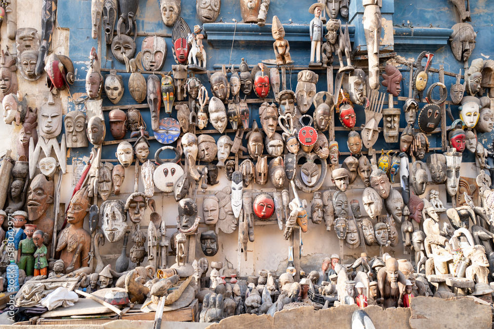 Des masques africains traditionnels exposés dans la rue chez un ...