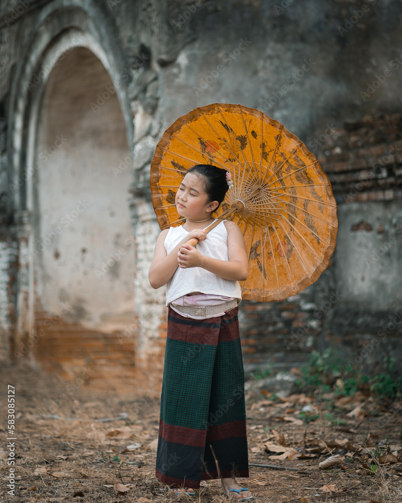 Beautiful Asian girl dressed in traditional costumes with an umbrella ...