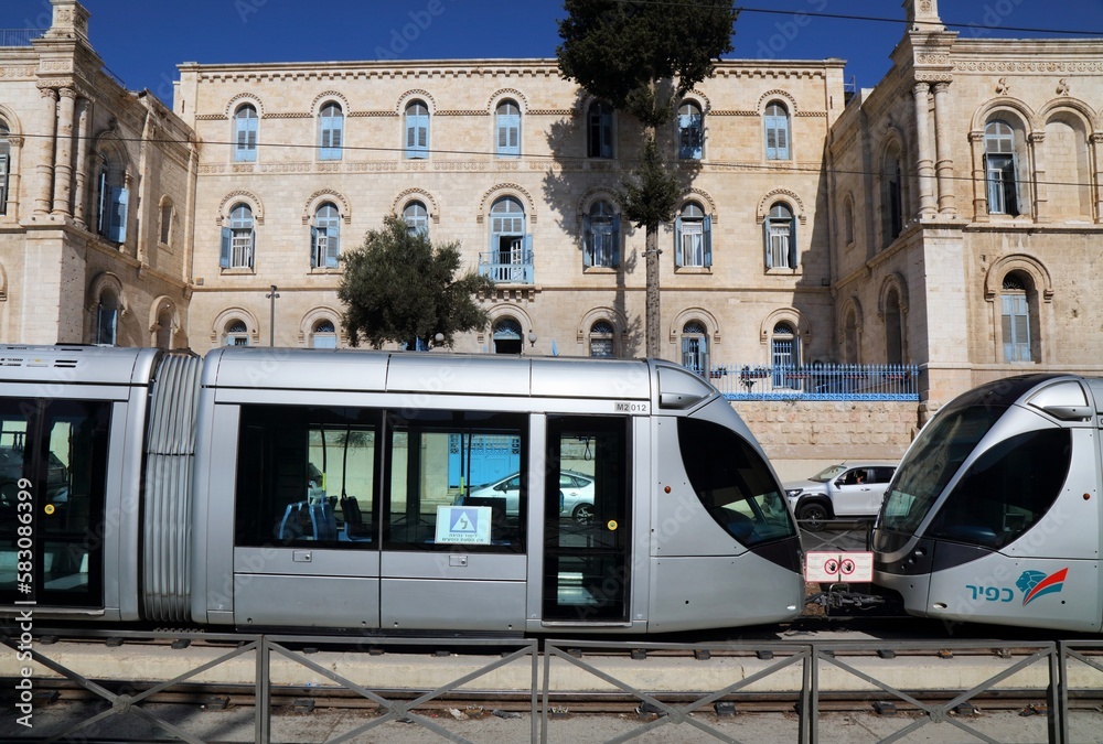 Foto de JERUSALEM, ISRAEL - OCTOBER 28, 2022: Jerusalem Light Rail ...
