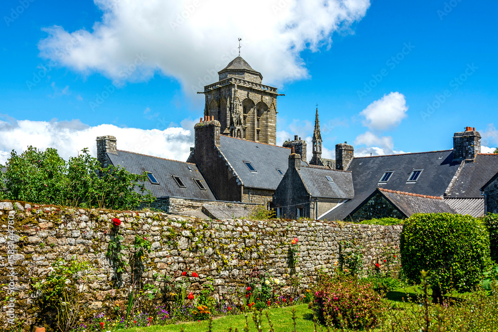 L'église Saint Ronan de Locronan labellisé un des plus beaux villages ...