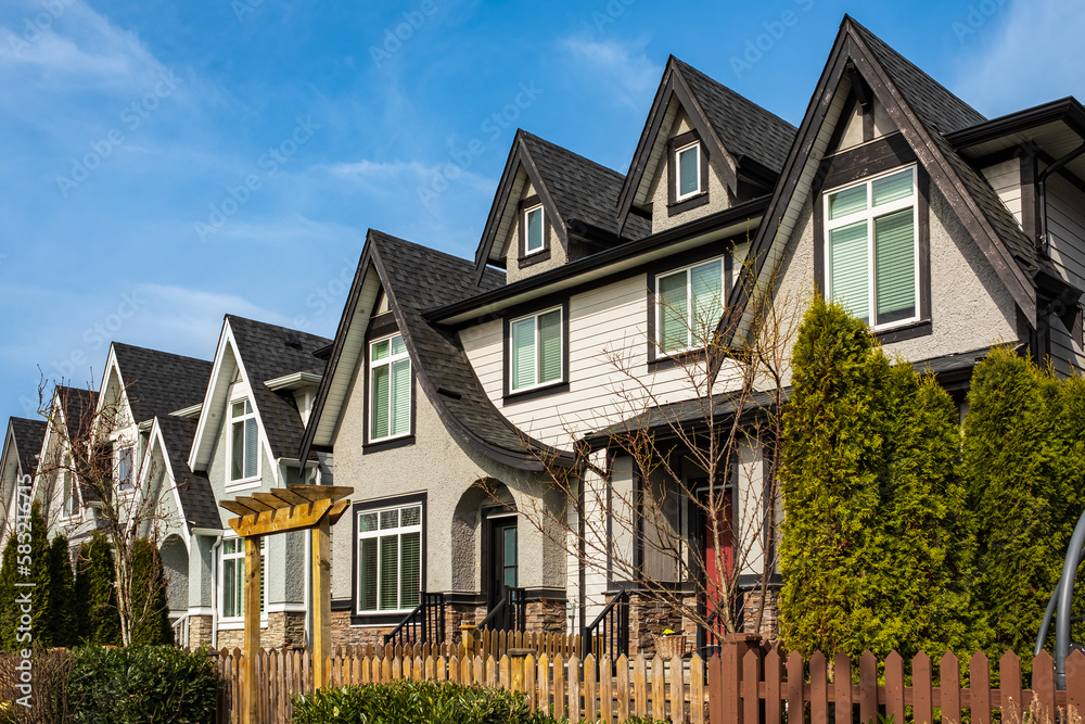 Foto de Brand new upscale townhomes in a Canadian neighbourhood ...