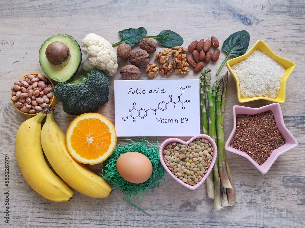 Foto de Food rich in folic acid (vitamin B9) with structural chemical ... Foto de Food rich in folic acid (vitamin B9) with structural chemical ...