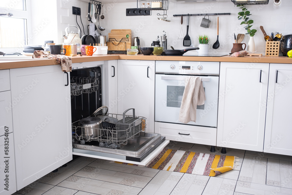 Foto de A mess in the kitchen, dirty dishes on the table, scattered ...