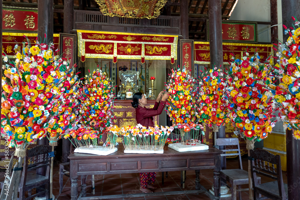 The craft village specializes in making colorful paper flowers. Thanh ...