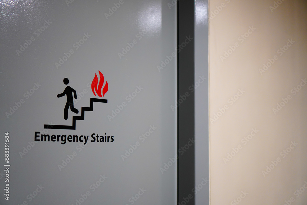 Signage pointing to emergency stairway on multi-level structure Stock ...